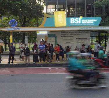 Maximize Brand Awareness Through TransJakarta Bus Stop Ads