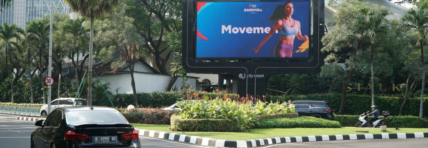 Examples of Visual Outdoor Ads That Capture Urban Attention