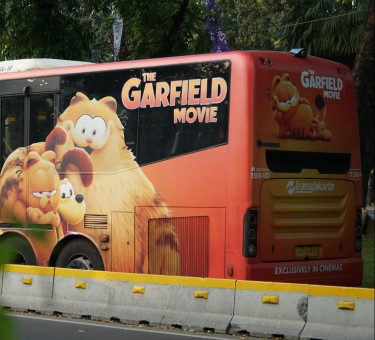 Creative Bus Ad Design: Strong Visuals, Maximum Impact